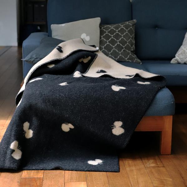 【発売日：2023年10月12日】暖かく心地いい、ミナペルホネンchouchoのウールブランケットクリッパンとミナペルホネンがコラボレーションした、ハーフサイズのchoucho柄ウールブランケットです。天然エコラムウール100％で肌触りが良...