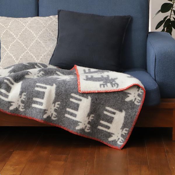 【発売日：2023年10月12日】不動の大人気！北欧のムース柄ミニブランケット    柔らかな質感で環境にもやさしいエコラムウールを使ったミニサイズのウールブランケットです。北欧らしいムース柄に、赤いステッチがポイント。洗練されたおしゃれな...