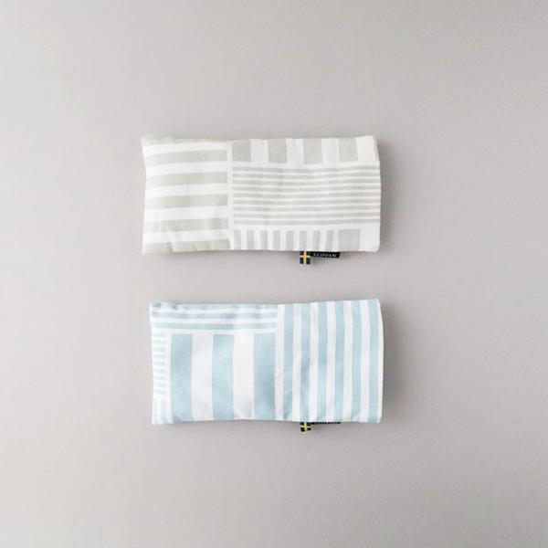 自然の力で目の疲れをやわらげる、麦のアイピロー。スウェーデンの伝統的な自然療法をもとに作られた、麦のアイピローです。人気の高いKLIPPAN（クリッパン）のファブリックカバーに、有機栽培の小麦とラベンダーが詰まったパックが入っています。電子...