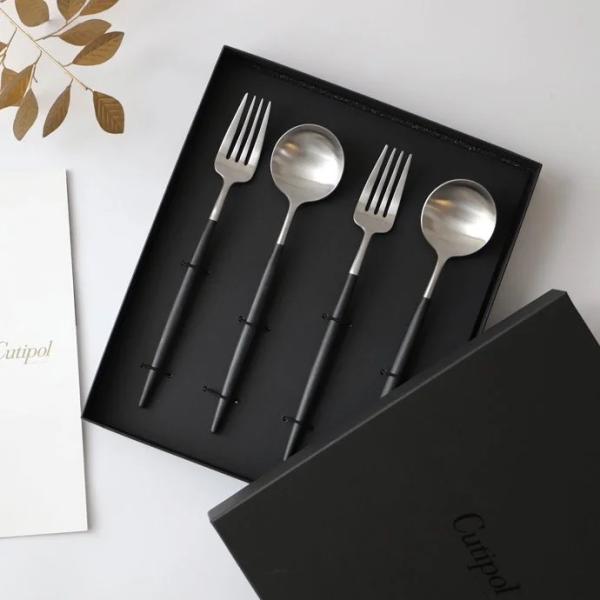 2人分のカトラリーがセットになった、クチポールGOAのギフトクチポール GOA（ゴア）ブラックシルバーのカトラリーギフトセットです。ディナーフォーク、テーブルスプーンが各2本、上質感のあるクチポールのロゴ入りギフトボックスに入っています。2...