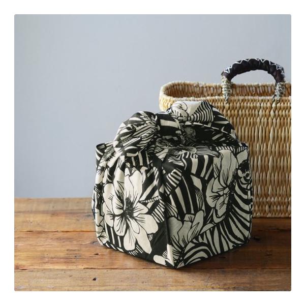 北欧デザインの90cm風呂敷昔から伝わる和の技術と、海外のデザイナーによる洋のデザインが融合した新しいスタイルのコトノワの風呂敷です。コトノワの風呂敷は生地選びから、染め、仕上げに至るまで風呂敷づくりの専門家によってつくられています。フィン...