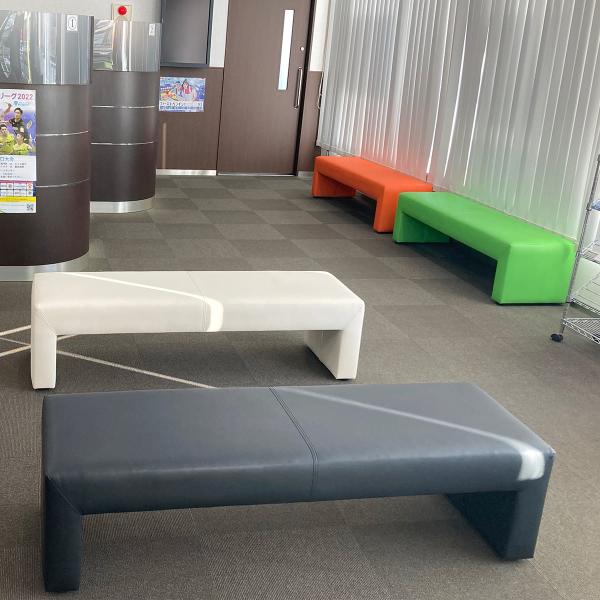 ■張地：PVCレザー　不織布（裏生地）■座部：ウレタンフォーム■フレーム：天然木　合板■脚部：PP樹脂■耐荷重：240kg（均等　静止荷重）■重量：13.2kg■サイズ：W1500×D450×H420■補足：完成品／張地選択北海道、沖縄、離...