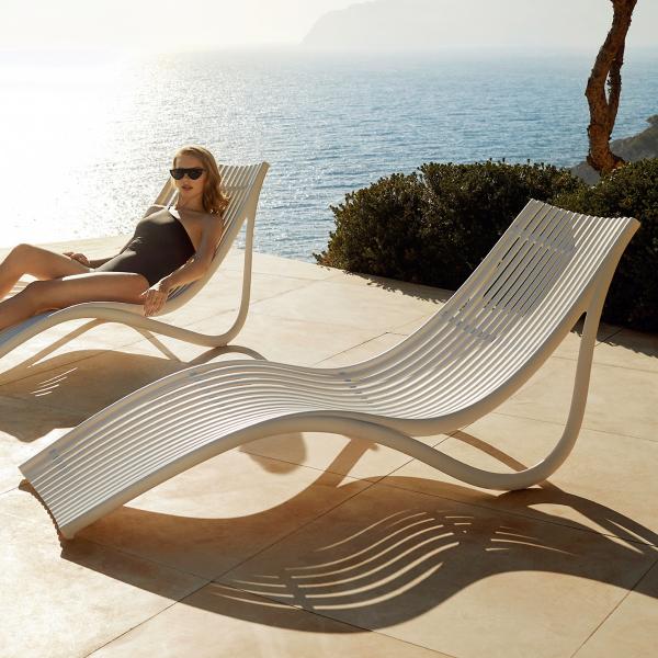 ■主材：ポリエチレン樹脂（ホワイト）■機能：屋外使用可■生産地：スペイン製■サイズ：W730×D1790×H720（SH220）■補足：完成品／屋外使用可能北海道、沖縄、離島及び中継を伴う場合は、追加送料が必要ですので別途ご案内致します。