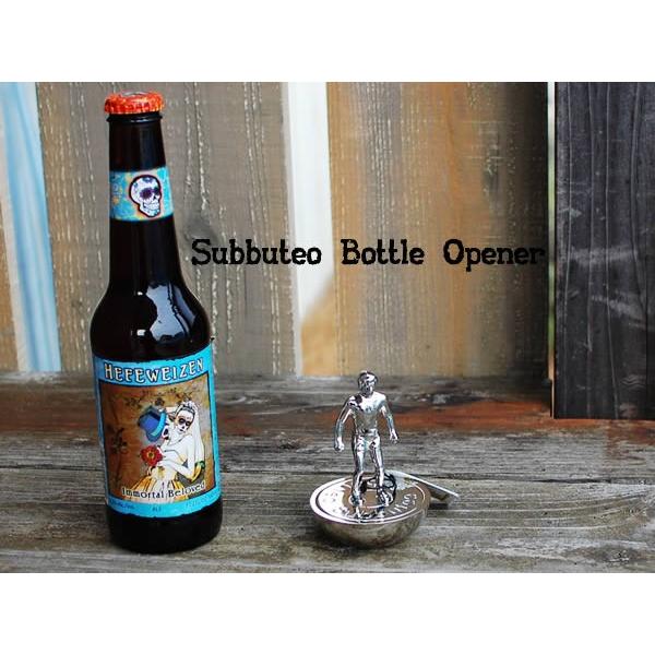 レトロなテーブルサッカーゲーム「SUBBUTEO（サブテオ）」のコマをモチーフにしたボトルオープナー。素材：Die-case zincサイズ：φ63×H90 ｍｍ ブランド：thabto / from U.K.