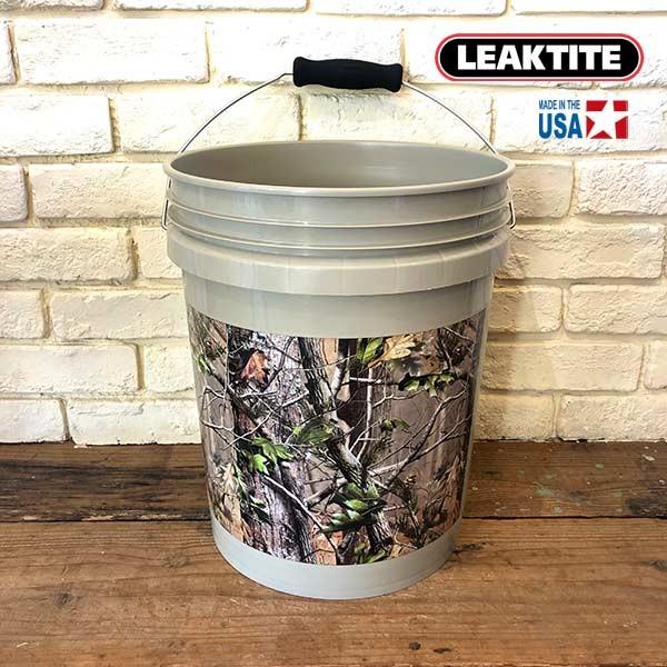 リアルツリー柄の5ガロンバケツ。持手がクッショングリップになっています。掃除、洗車、ガーデニング、ゴミ箱など幅広い使い方ができます。置いてあるだけでアメリカを感じられる商品です。サイズ：φ300×370ｍｍ容量：5ガロン素材：プラスチックブ...