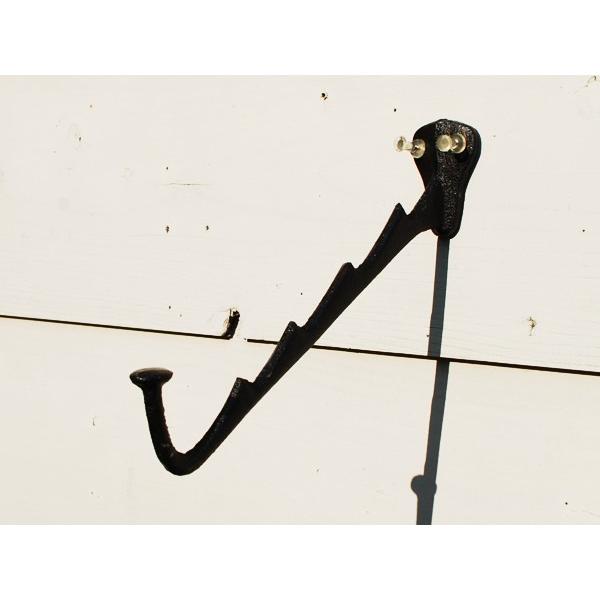 シンプルなデザインのネジ止め式ウォールフックです。4つのギザギザに、ハンガーや小物を並べて掛けられます。存在感のあるアンティーク仕上げが施されています。※こちらの製品は、アンティークの雰囲気を出す為の仕上げ（色ムラ・塗装はがれ等）が施されて...