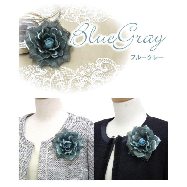 オーガンジーとラメの美しいシンプルなコサージュです。重なり合う花びらはボリュームがありとても綺麗！サイズ：直径9cm（裏面：安全ピン/くちばし状ヘアクリップ付き）カラー：ブルーグレー（花びら/ブルーグレー・オーガンジー/ブラック・ラメ/ブル...