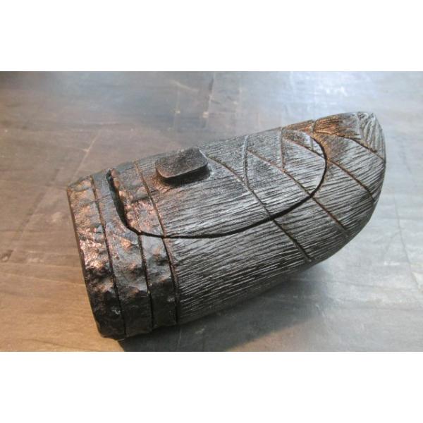 真っ黒な黒柿が手に入ったのでブロックの黒柿から、筍を彫刻して珍味（ちょっとで大変おいしい食物）を入れる入れ物にしました。ちょっとマンガチックな筍の形にしました。盛器だけでなく、楽しい自由な発想でご使用下さい。材料：黒柿仕上げ：拭き漆技法サイ...