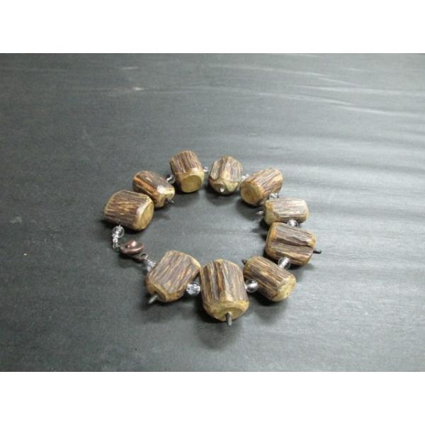 えもいわれぬ香りと称されるお香の沈香を使って彫刻でドングリを彫り出しブレスレットを作りました。沈香は一種の埋もれ木で長い年月をかけて沈丁花の木の樹液が熟成してお香になったものを言います。その沈香をドングリの形に彫ってブレスレットを作りました...