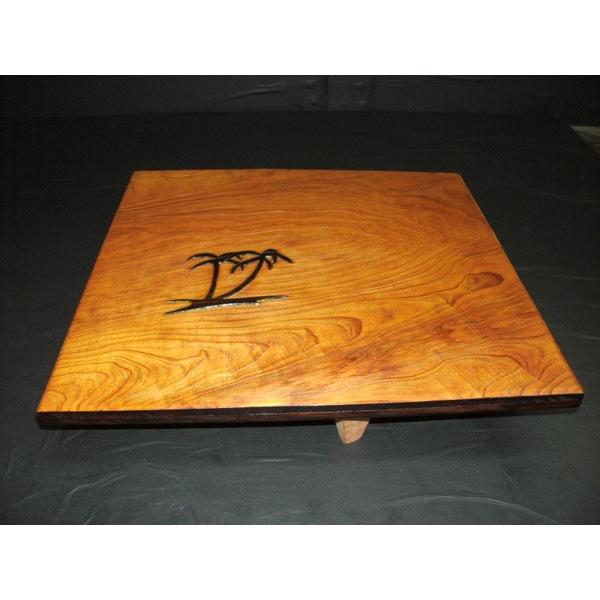 何処においてもがたつかない3本足の飾り台を作りました。木目の美しい秋田杉ですが、もう少し人目を引くポイントを作るために黒檀を使って木象眼でヤシの木を切り抜きそれを秋田杉に埋め込んで飾り台の装飾としました。材料：秋田杉・黒檀仕上げ：ポリウレタ...