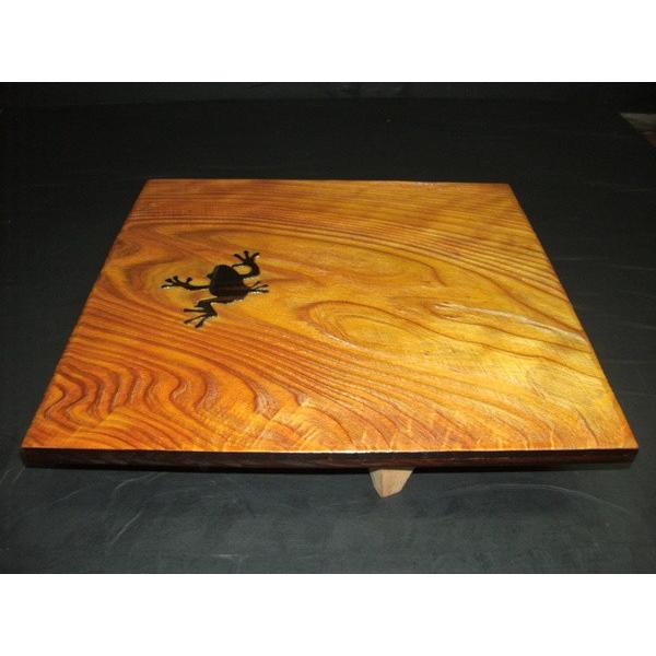 何処においてもがたつかない3本足の飾り台を作りました。木目の美しい秋田杉ですが、もう少し人目を引くポイントを作るために黒檀を使って秋田杉を掘ってかえるを埋め込む木象眼技法を駆使した飾り台にしました。ポリウレタンのクリア塗装で仕上げました。材...