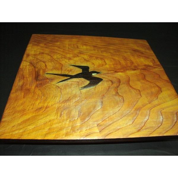 何処においてもがたつかない3本足の飾り台を作りました。木目の美しい秋田杉ですが、もう少し人目を引くポイントを作るために黒檀を使って木象眼で秋茄子を切り抜きそれを秋田杉に埋め込んで飾り台の装飾としました。材料：秋田杉・黒檀仕上げ：ポリウレタン...