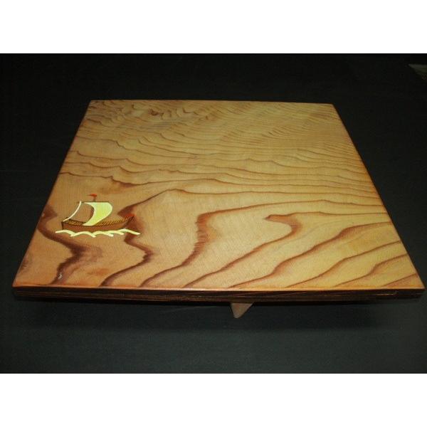 上杢の秋田杉を使って飾り台を作りました。しかしこれだけでは物足らない感じがするので、片隅にオリジナルの絵を描いてインパクトの有る飾り台を作りました。仕上げはポリウレタン塗料のクリア仕上げで仕上げました。材料：秋田杉（上杢）仕上げ：ポリウレタ...