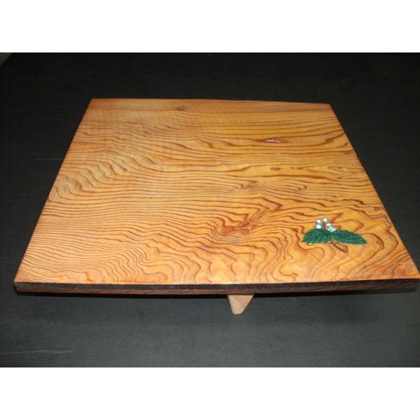 上杢の秋田杉を使って飾り台を作りました。しかしこれだけでは物足らない感じがするので、片隅にオリジナルの絵を描いてインパクトの有る飾り台を作りました。仕上げはポリウレタン塗料のクリア仕上げで仕上げました。材料：秋田杉（上杢）　　　　　　　　　...