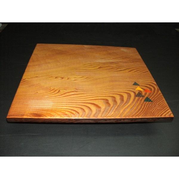 上杢の秋田杉を使って飾り台を作りました。しかしこれだけでは物足らない感じがするので、片隅にオリジナルの絵を描いてインパクトの有る飾り台を作りました。仕上げはポリウレタン塗料のクリア仕上げで仕上げました。材料：秋田杉（上杢）　　　　　　　　　...