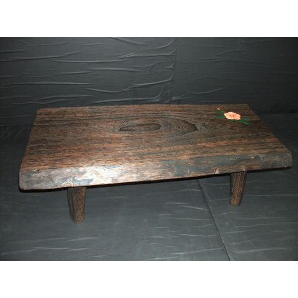 桐の厚板を使って飾り台や書き物やちょっとした食事などに何処にでも持っていけて軽い小卓を作りました。飽きのこない焼き桐にし、仕上げにポリウレタンの艶消し仕上げで仕上げました。右肩になでしこの絵を描いてアクセントにしました。材料：桐（焼桐）仕上...