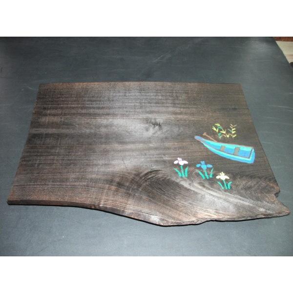 桐の一枚板を焼いて木目を浮き上がらせ、飾り台を作りました。材料の一枚板の自然の形を生かして飾り台にしました。そして黒い焼桐をバックにしてオリジナルデザインで日本絵の水郷を描いて飾り台のワンポイントとしました。軽量で床の間にも洋風の窓辺にも使...