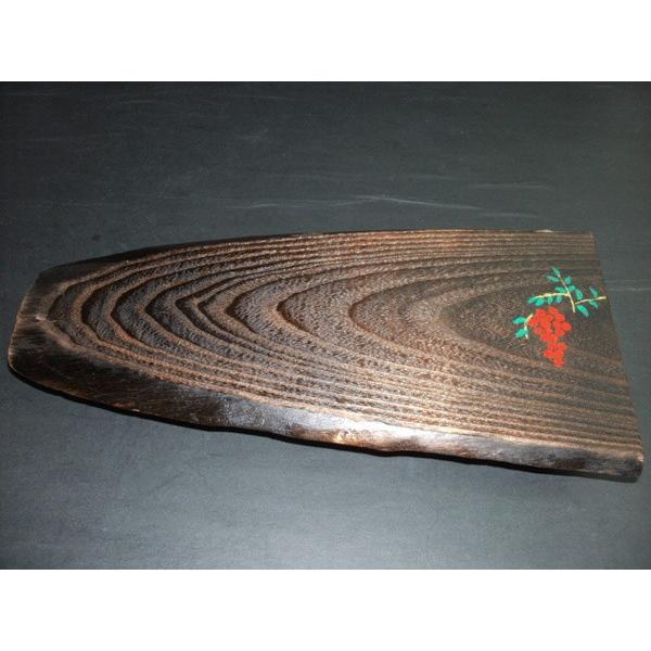 桐の一枚板を焼いて木目を浮き上がらせ、飾り台を作りました。材料の一枚板の自然の形を生かして飾り台にしました。そして黒い焼桐をバックにしてオリジナルデザインで日本絵の南天を描いて飾り台のワンポイントとしました。軽量で床の間にも洋風の窓辺にも使...