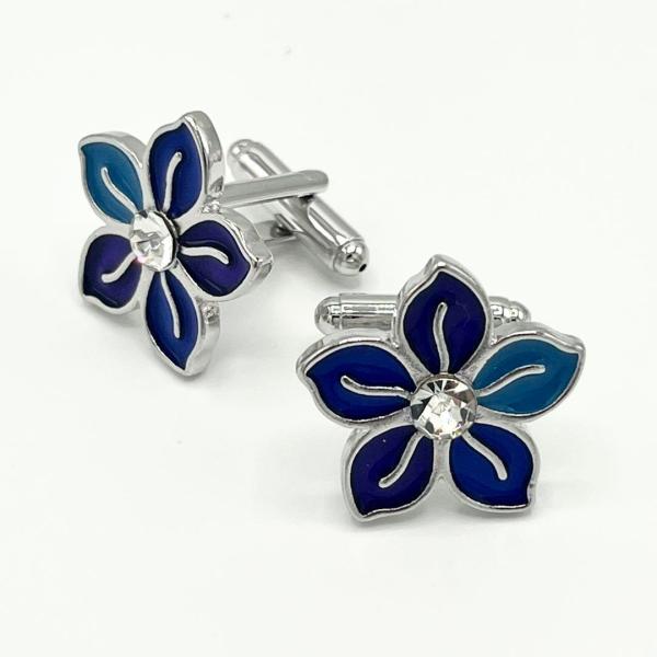 おしゃれな花びらデザインのカフスボタンです。【サイズ】縦約2cm 横約2cm 奥行約2cm※若干の誤差はご容赦ください。【カラー】シルバー × ブルー（銀色 × 青色）【商品タイプ】カフス ボタン カフリンクス cufflink アクセサリ...