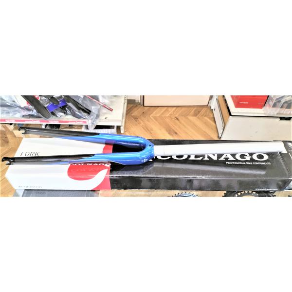 新品 コルナゴ 700c  カーボンフォーク　ОS定価/60500円ロード 700cコラム径／オーバーサイズアヘッドタイプカーボンフォークアルミコラム 国内輸入代理店の商品です。※店頭販売の価格は、ヤフーショッピング価格より安い場合が御座い...