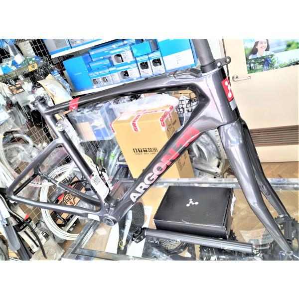 新品 ARGON 18　Krypton CS Silver Cosmos S(51)カラー／ Silver Cosmos　サイズ／Ｓ(51)Ｄｉｓｃブレーキ仕様・フレーム材質：カーボン　・フォーク材質：カーボン　・Fメカ：直付　・BB：BB...