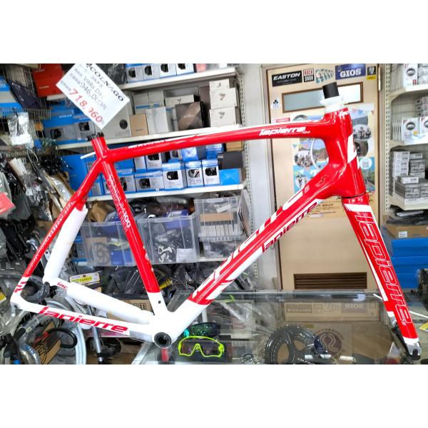アウトレット特価 ラピエール LAPIERRE センシュウム 100 フルカーボン 55 新車バラシ品サイズ／55カラー／レッド.ホワイト日本輸入代理店による正規輸入品アウトレット→新車バラシ品.ヘッドセット無し.変速用のグロメントなし.ホ...