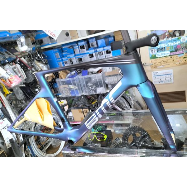 新品 BMC Teammachine R 01 FRS VAR4 フレームセットカラー／ カメレオン・ペトロールサイズ／51ブレーキの取り付け／ディスクブレーキ仕様日本輸入代理店による正規輸入品、保証書あり店頭お渡しの場合 送料返金直接 現...
