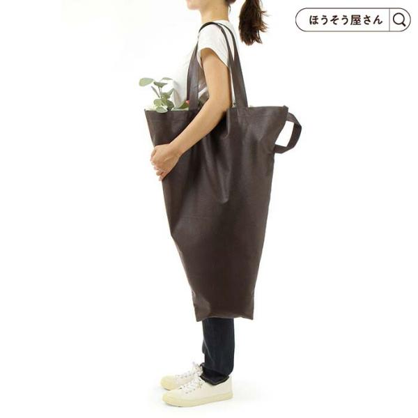 生花店様・園芸用品店様におすすめのブーケ用持ち帰り袋。しっかりとした不織布製の「ハンディブーケバッグ」は水に濡れても紙袋のようなダメージが少なく、繰り返し使うことができるため環境にやさしい人気商品です。持ち手が二か所についており、縦・横に持...