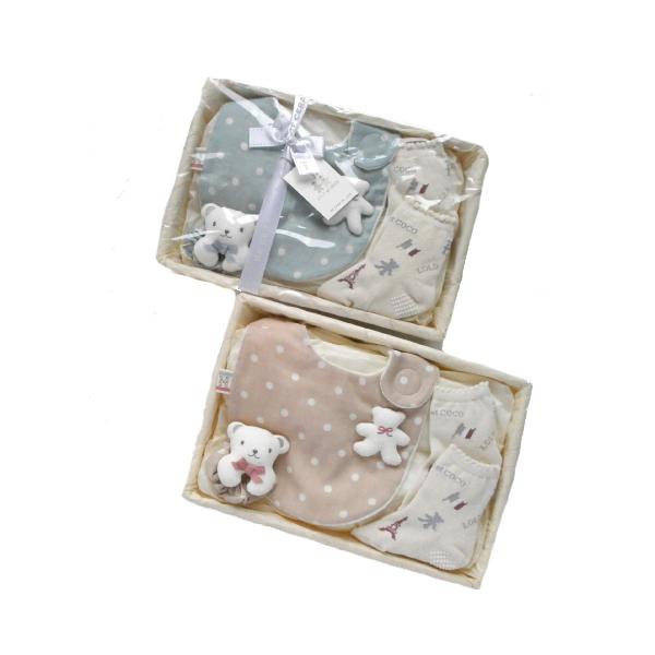 ヨーロッパテーストの押さえた色目が可愛いベビーギフトセットが出来ました。 スタイ　靴下　リストラルの３点セットです。オーガニックコットンを使用し、丁寧に仕上げた一格上のベビーギフトです スタイは表オーガニックコットン裏パイル仕上げです。やわ...