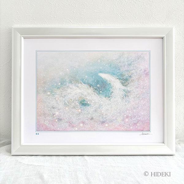 ヒーリングアーティストHIDEKIが描く、春の芽吹きと優しい光に包まれた龍神アートほんのり色づく桜色のピンクと澄み渡るパステルブルーが織りなす、まるで春の霞（かすみ）のような幻想的な世界。その心地よい光の空間を、可憐な花びらや輝く光の粒子と...