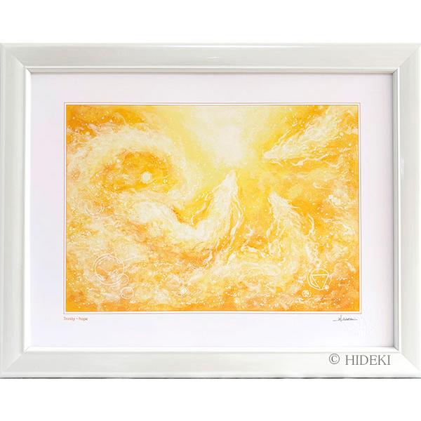 ヒーリングアーティストHIDEKIが描く、黄金の光と三柱の龍神が祝福する希望のアート眩いばかりのイエローゴールドと温かみのあるオレンジの光が画面いっぱいに広がり、中心から溢れ出る圧倒的な光（源）に向かって三柱の龍神が集い舞う「Trinity...