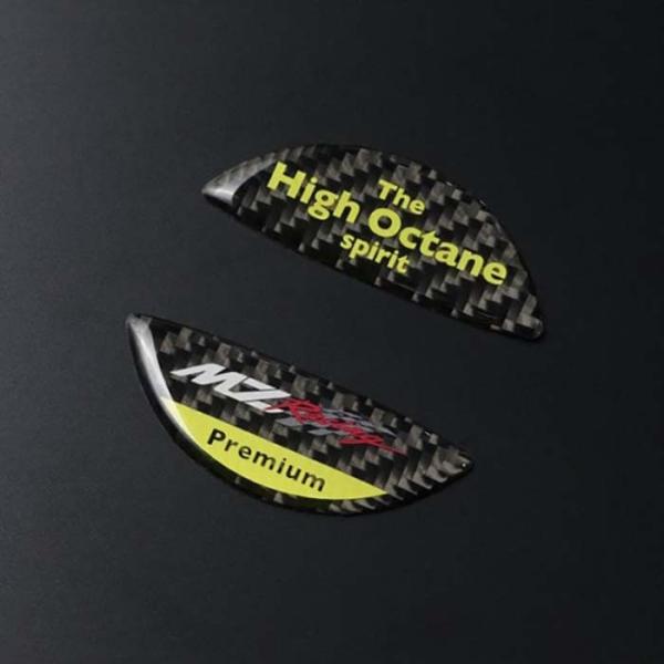 ハイオク仕様 給油キャップエンブレム（ロードスター適合）給油キャップに装着することで、誤給油を防止するハイオク車専用のエンブレムです。リアルカーボンクロスの上に、燃料種別を示すカラー印刷とMZRacingロゴ、さらに注がれる燃料のキャラクタ...