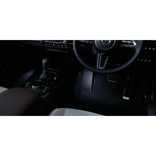 〈適合車種〉CX-30/MX-30　全車※フットランプ＆イルミネーション(ブルー)との同時装着はできません運転席と助手席の足元を照らすフットランプでナイトドライブを印象的に演出します。マツダコネクトでオンオフ切替、照度の調整ができます。上質...