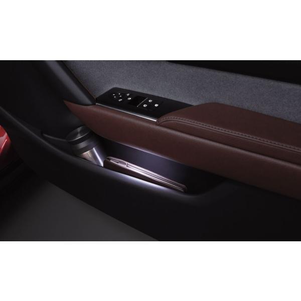 【適合車種】MX-30(DREJ3P DRH3P 100001〜)フロントのドアポケット内を照らすイルミネーション。照射範囲を緻密にコントロールしたことで、ポケット部分だけが柔らかく浮かび上がる洗練された空間を演出します。フローティングコン...