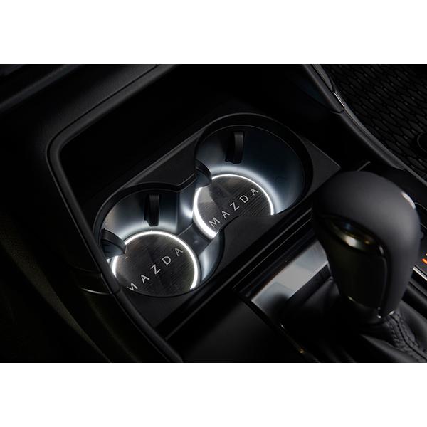 【適合】CX-5(KM系) 10万台※写真の色や照度は実際のものとは異なります。車幅灯・ヘッドランプに連動してカップホルダー内を照らし、暗所で上質な空間を演出します。”MAZDA“のワードマーク入り。上質感のあるホワイト色。