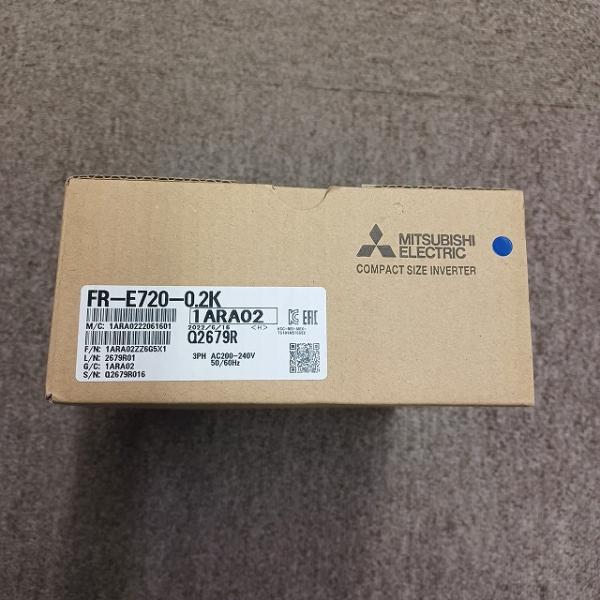 メーカー：三菱電機タイプ：簡単・パワフル小形インバータ FREQROL-E700シリーズ 三相200V適用モータ容量(kW)：0.2kW出力　定格容量(kVA)：0.6　　　定格電流(A)：1.5商品の詳細仕様はメーカーのHPでご確認お願い...