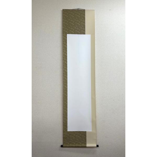 【発売日：2025年05月21日】総巾：510mm総丈：1916mm軸巾：455mm白紙：335mm×1350mm　※画仙紙にすきシワ・すきゴミが入っている場合がありますがご了承ください。裂色：茶色みがかった黄緑系 草花柄／ベージュ無地重さ...