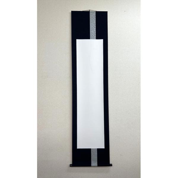 【発売日：2025年05月21日】総巾：510mm総丈：1915mm軸巾：455mm白紙：335mm×1352mm　※画仙紙にすきシワ・すきゴミが入っている場合がありますがご了承ください。裂色：濃紺花柄／水色系柄重さ：369g※多少誤差があ...