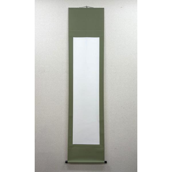 【発売日：2026年04月23日】総巾：510mm総丈：1958mm軸巾：455mm白紙：335mm×1351mm裂色：グリーン・緑系無地　上下ライン金茶・黄色系重さ：374g※多少誤差がありますがご了承ください。日本製 ・収納用の紙箱が付...