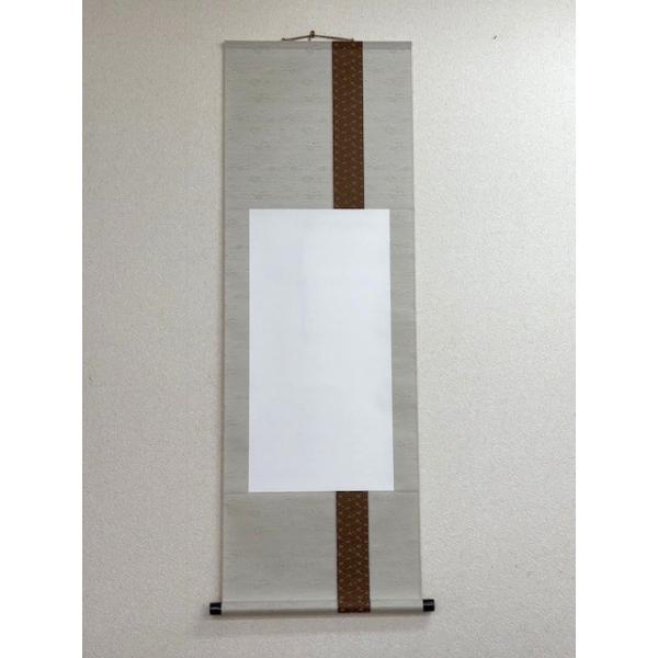 【発売日：2025年04月24日】総巾：510mm総丈：1360mm軸巾：455mm白紙：338mm×672mm裂色：ベージュ梅竹柄／ライン花柄重さ：338g※多少誤差がありますがご了承ください。日本製 ・収納用の紙箱が付いています。・和紙...