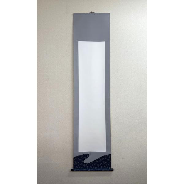 【発売日：2025年05月21日】総巾：510mm総丈：1930mm軸巾：455mm白紙：334mm×1352mm裂色：グレー無地／紺花柄重さ：378g※多少誤差がありますがご了承ください。日本製 ・収納用の紙箱が付いています。・和紙（中央...