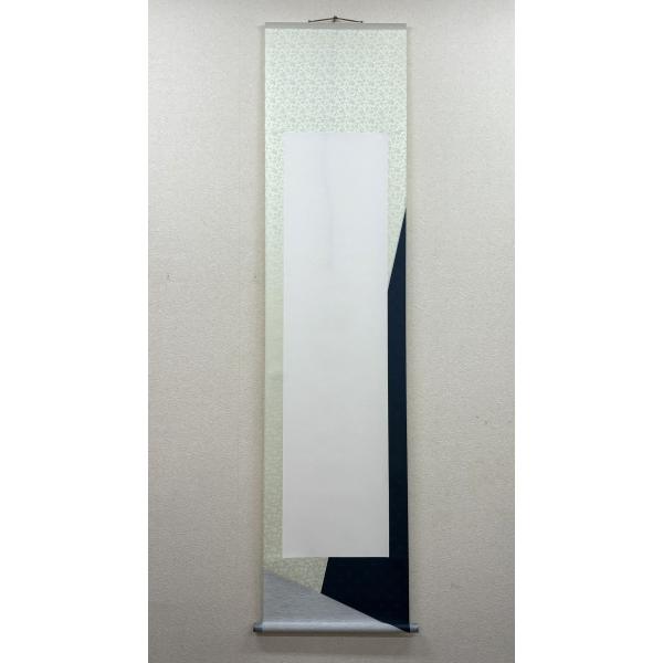 【発売日：2026年04月23日】総巾：511mm総丈：1926mm軸巾：455mm白紙：335mm×1345mm裂色：薄黄緑色系柄／水色／紺色系柄軸先：陶器重さ：402g※多少誤差がありますがご了承ください。日本製 ・収納用の紙箱が付いて...
