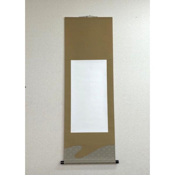 【発売日：2025年04月25日】総巾：510mm総丈：1358mm軸巾：455mm白紙：338mm×673mm裂色：黄土色無地／グレー系花柄重さ：307g※多少誤差がありますがご了承ください。日本製 ・収納用の紙箱が付いています。・和紙（...