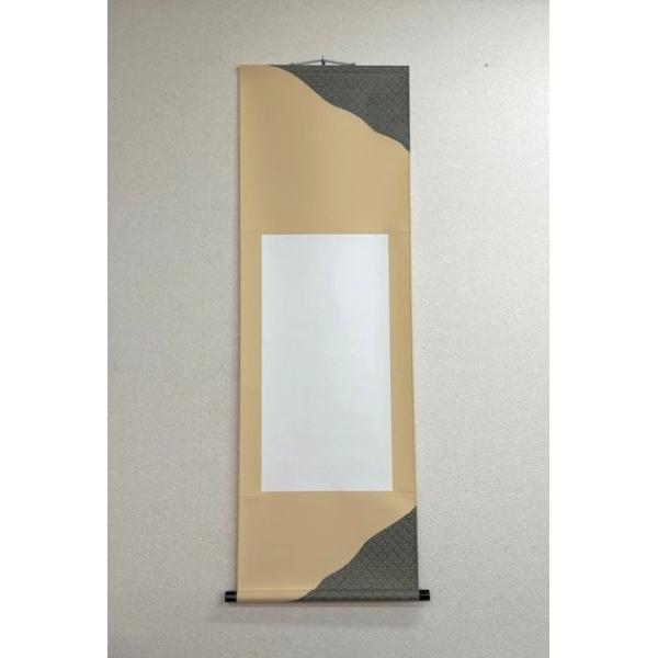 【発売日：2025年04月25日】総巾：511mm総丈：1405mm軸巾：455mm白紙：337mm×675mm裂色：ベージュ・黄色系無地／グリーン柄重さ：321g※多少誤差がありますがご了承ください。日本製 ・収納用の紙箱が付いています。...