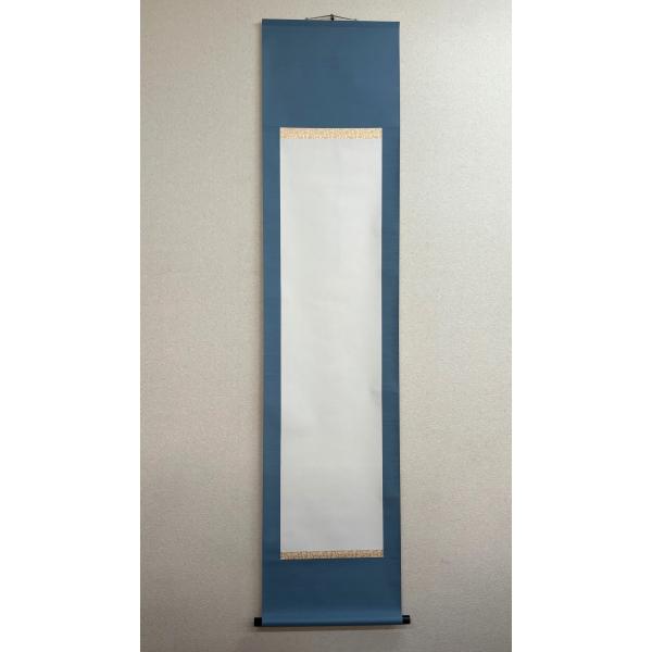 【発売日：2025年07月08日】総巾：505mm総丈：1980mm軸巾：455mm白紙：338mm×1355mm裂色：ブルー系無地重さ：336g※多少誤差がありますがご了承ください。日本製 ・収納用の紙箱が付いています。・和紙（中央の白紙...