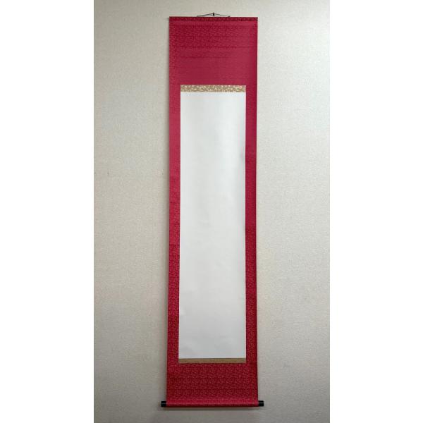 【発売日：2025年07月08日】※画仙紙に漉きシワが多々入っております。ご理解をいただいた上でのご購入をお願い致します。総巾：505mm総丈：1975mm軸巾：455mm白紙：338mm×1355mm裂色：赤ピンク系　花柄重さ：335g※...