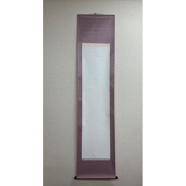 【発売日：2025年01月24日】総巾：504mm総丈：1975mm軸巾：455mm白紙：338mm×1347mm裂色：ピンク柄重さ：318g※多少誤差がありますがご了承ください。日本製 ・収納用の紙箱が付いています。・和紙（中央の白紙部分...