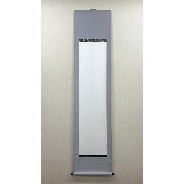 【発売日：2026年04月22日】総巾：509mm総丈：1980mm軸巾：455mm白紙：337mm×1354mm裂色：青みがかったグレー系無地重さ：351g※多少誤差がありますがご了承ください。日本製 ・収納用の紙箱が付いています。・和紙...