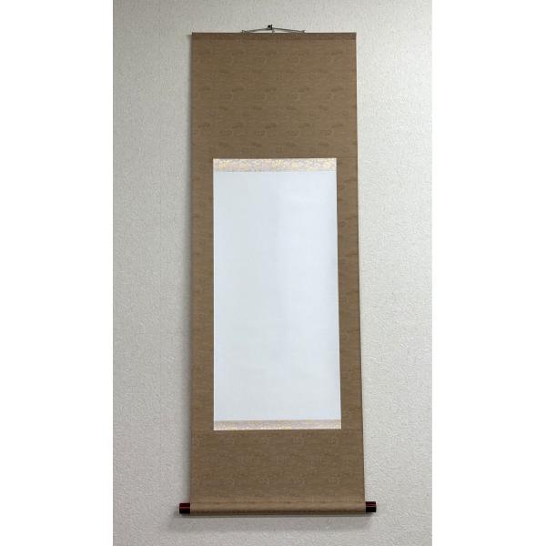 【発売日：2025年07月08日】総巾：510mm総丈：1303mm軸巾：455mm白紙：338mm×677mm裂色：薄オレンジ・茶系　鶴松竹柄重さ：300g※多少誤差がありますがご了承ください。日本製 ・収納用の紙箱が付いています。・和紙...