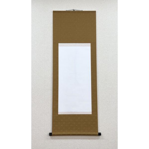 【発売日：2026年07月17日】総巾：510mm総丈：1290mm軸巾：454mm白紙：337mm×678mm裂色：茶系柄重さ：311g※多少誤差がありますがご了承ください。日本製 ・収納用の紙箱が付いています。・和紙（中央の白紙部分）に...
